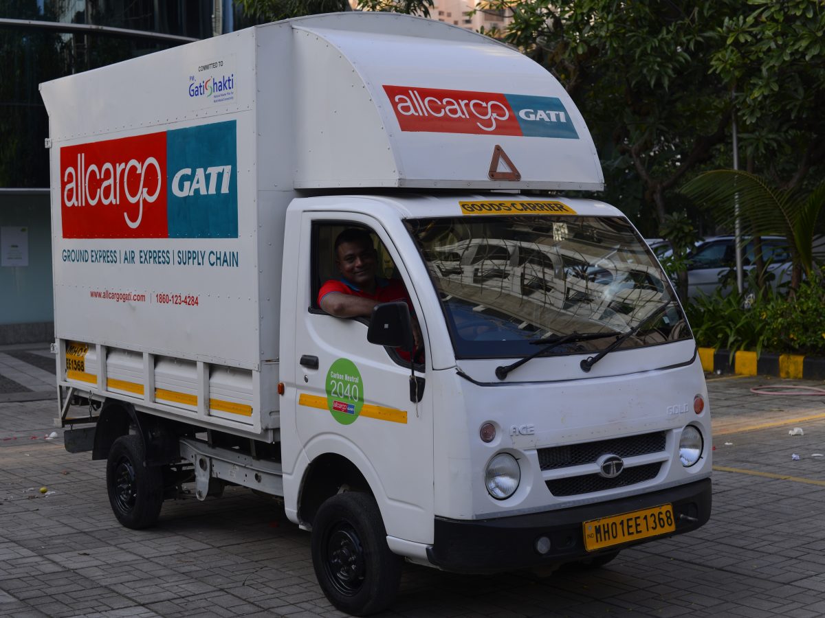 Over 5 lakh commercial vehicles used Atal Setu in one year - Logistics ...